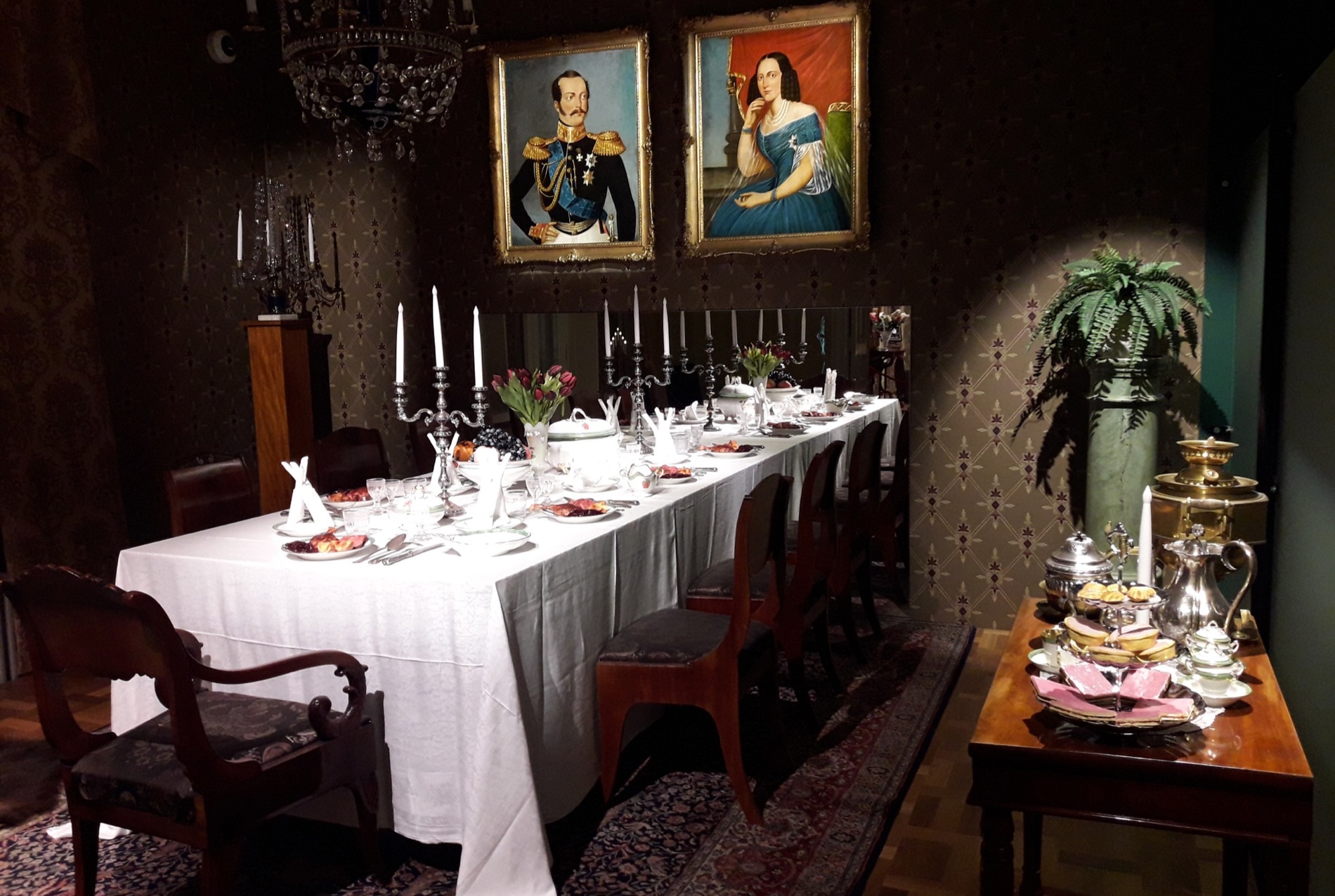 Murder Mystery Dinner: 3 Steps to Plan a Fun Evening with Friends ...